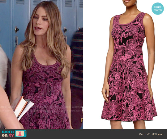 WornOnTV: Gloria’s pink and black patterned dress on Modern Family ...