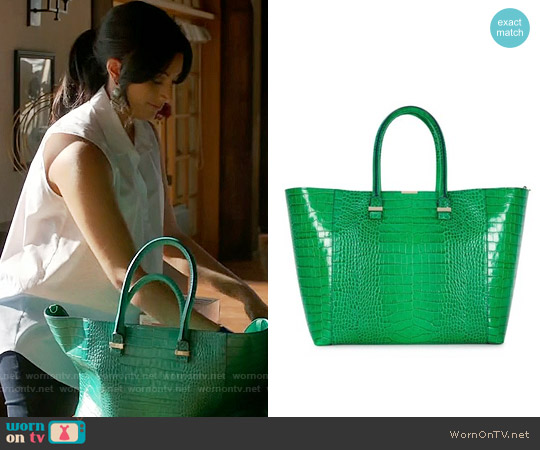 WornOnTV: Divya’s sleeveless colorblock maternity shirt and green tote ...